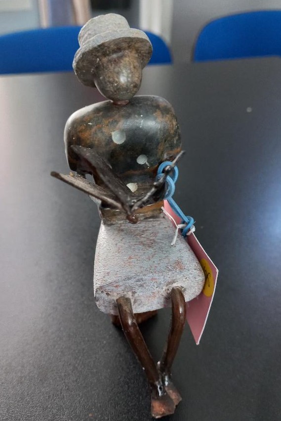 Wereldwinkel Purmerend: Beeldje van metaal en steen uit Zimbabwe